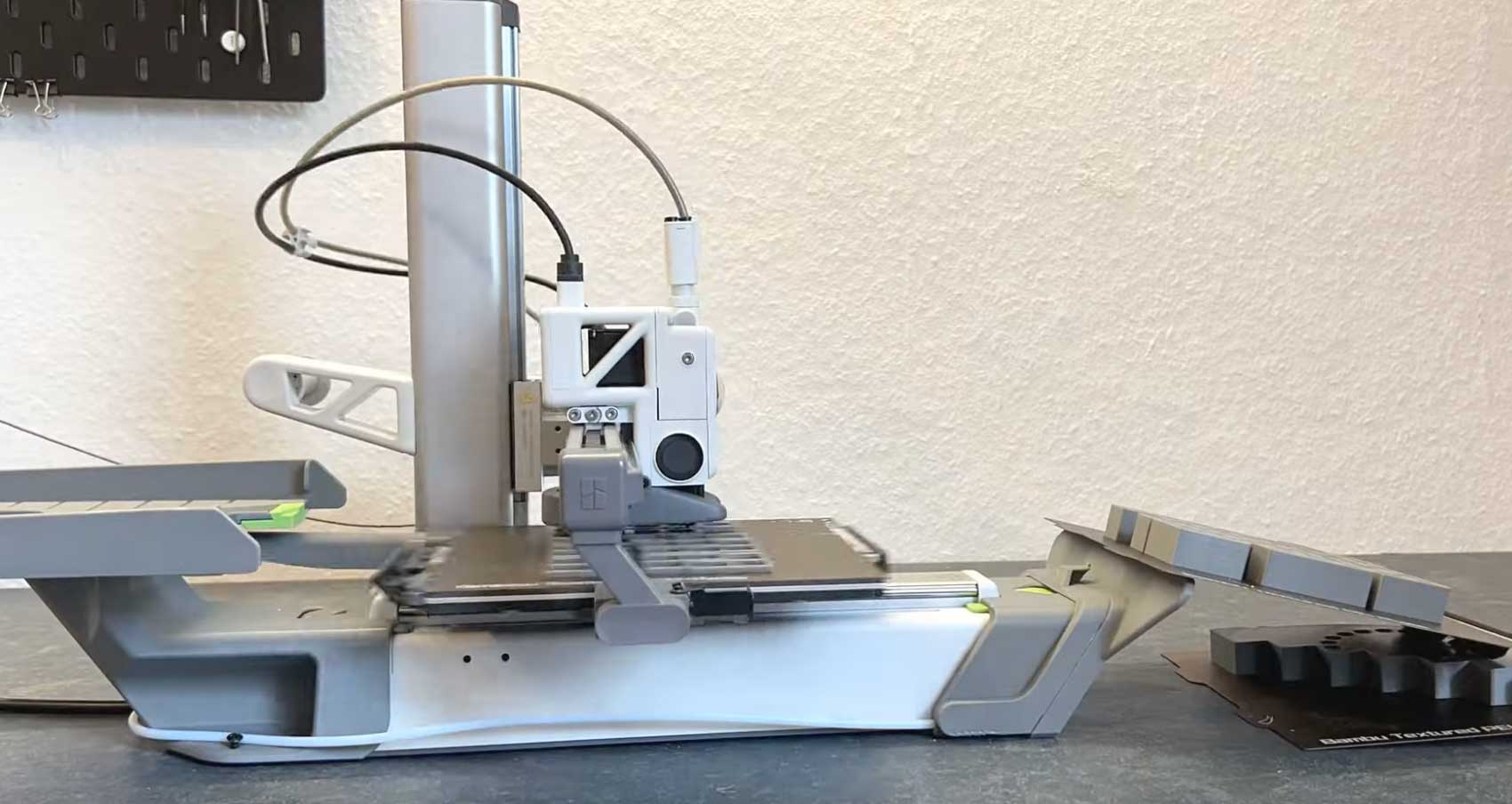 Maker develops system for automatically changing 3D printing build ...