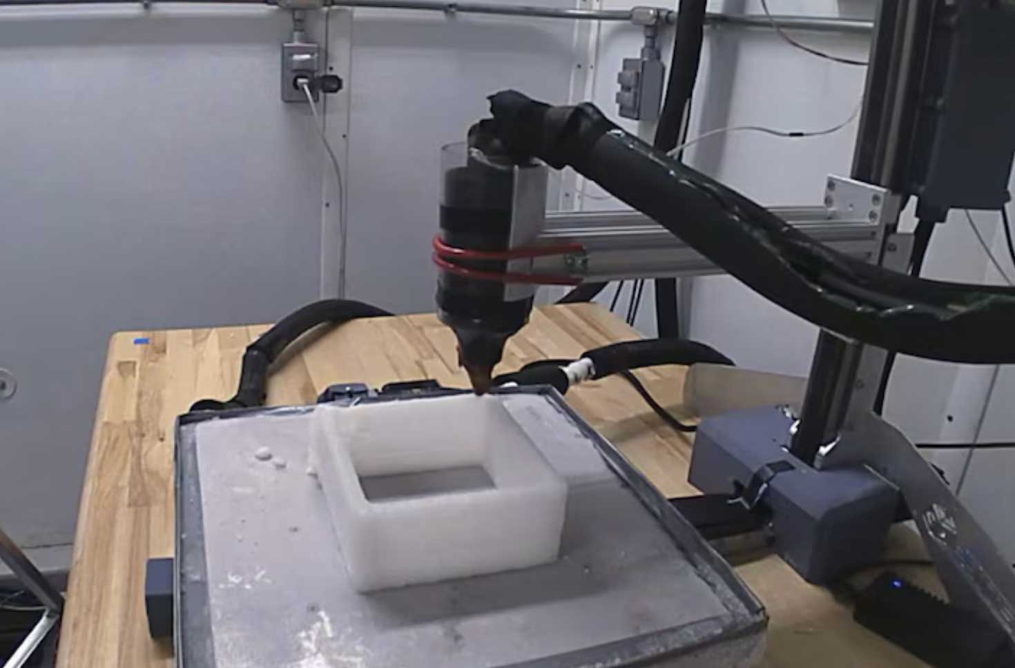 3D-printed structures made of ice in icy test environments